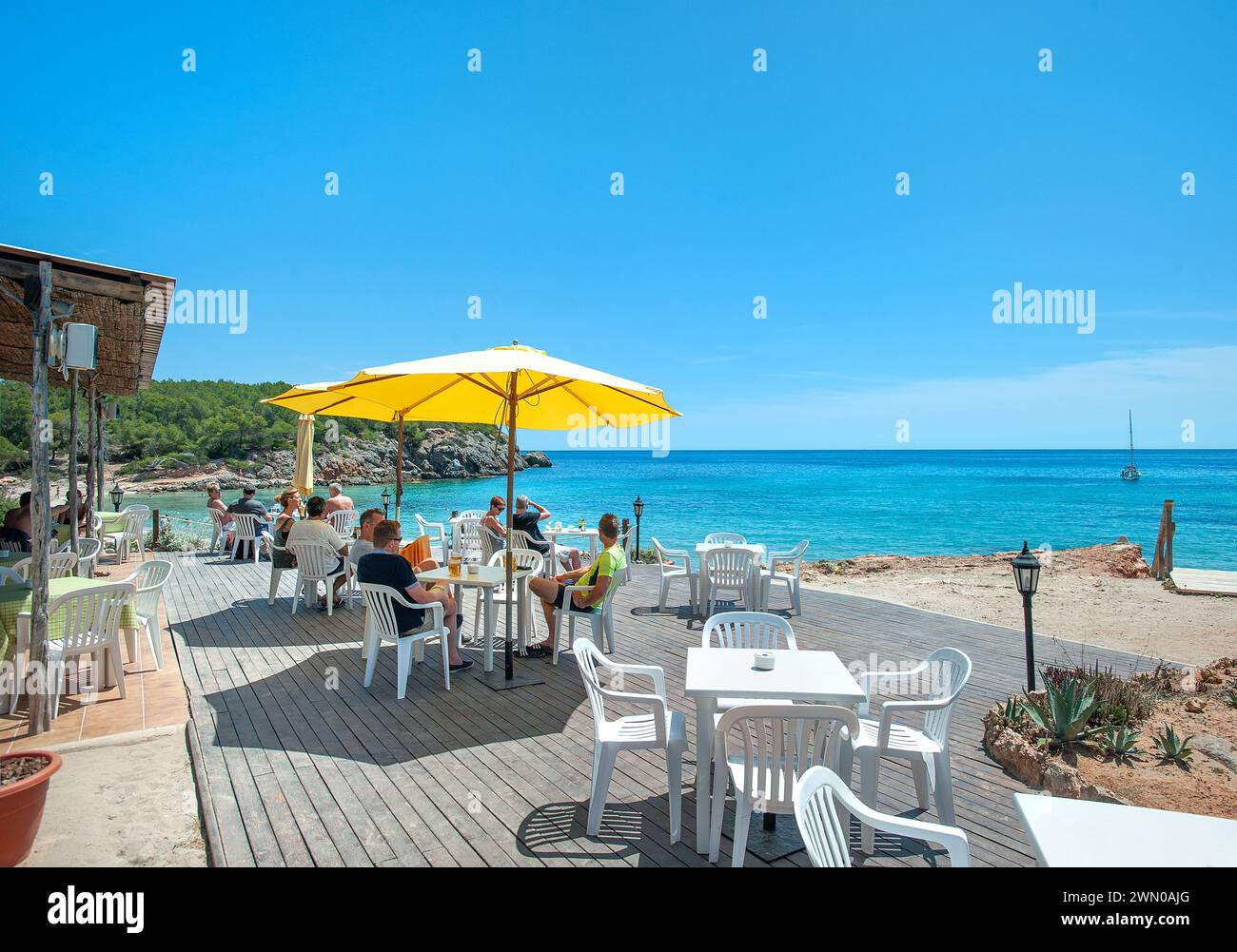 E’s bar hi-res stock photography and images - Alamy
