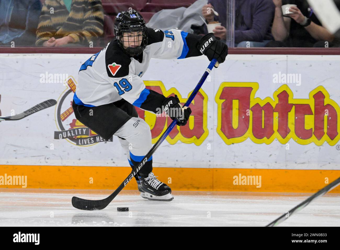 MINNEAPOLIS, MN - FEBRUARY 27: Toronto forward Rebecca Leslie (19 ...