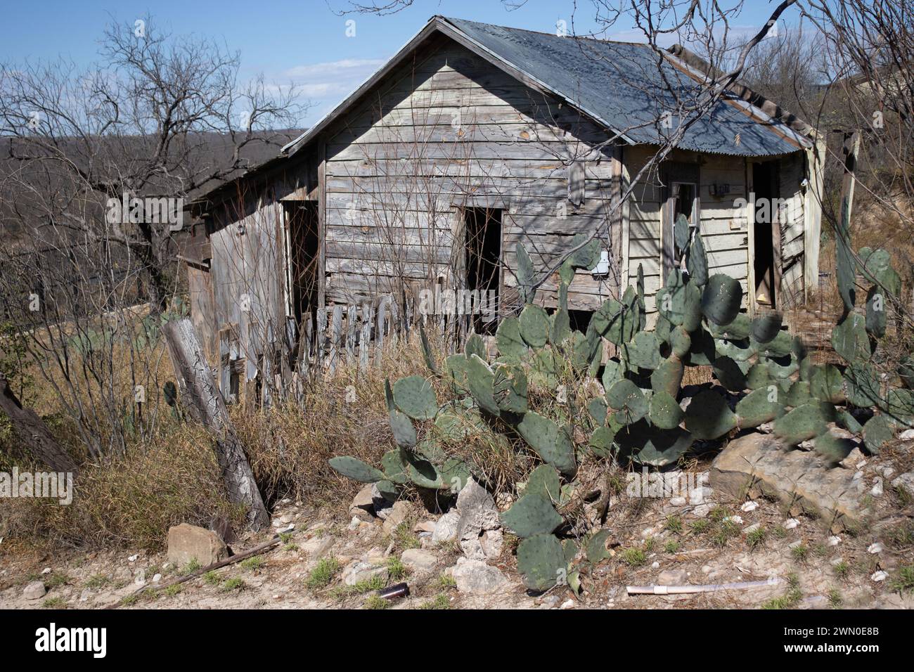 Abandoned building in desert hi-res stock photography and images - Alamy