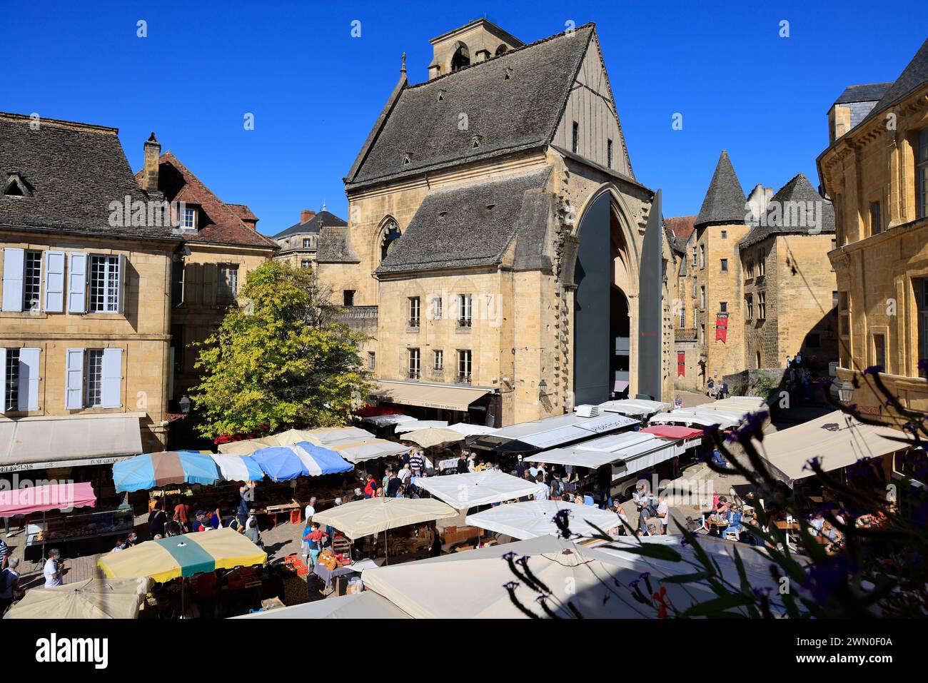 Place de la Liberté market in the old town of Sarlat, capital of ...
