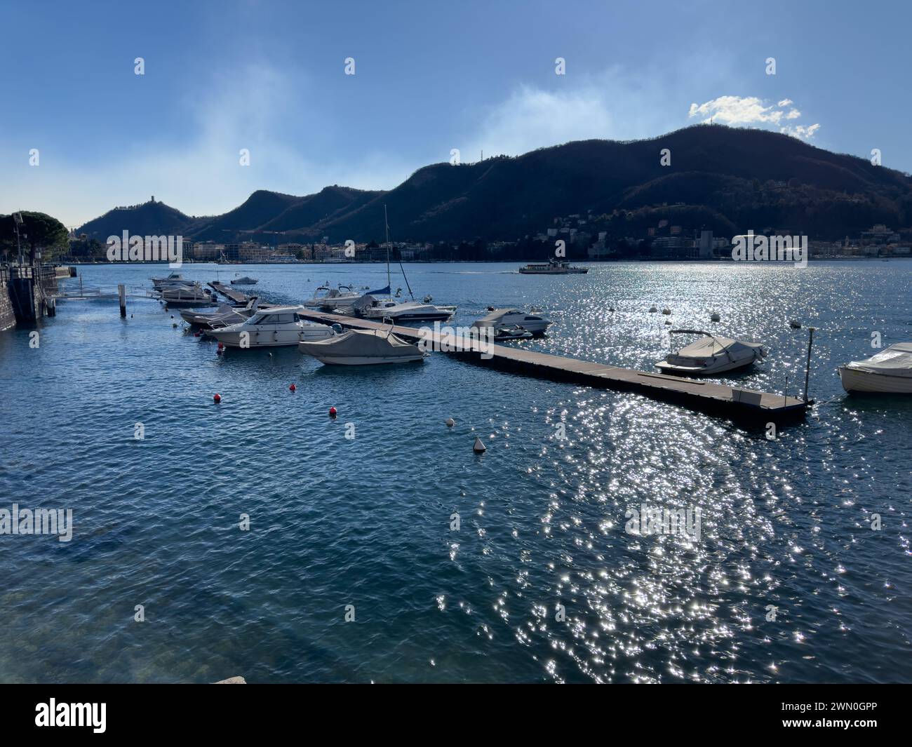 Boats harboured in the lake como hi-res stock photography and images ...