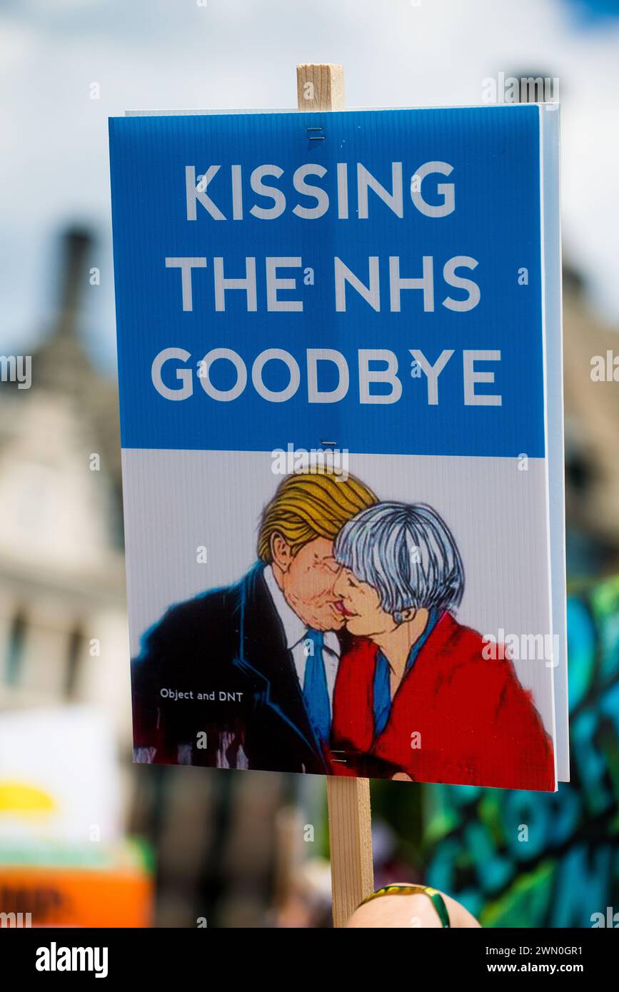 Protester kissing donald trump hi-res stock photography and images - Alamy