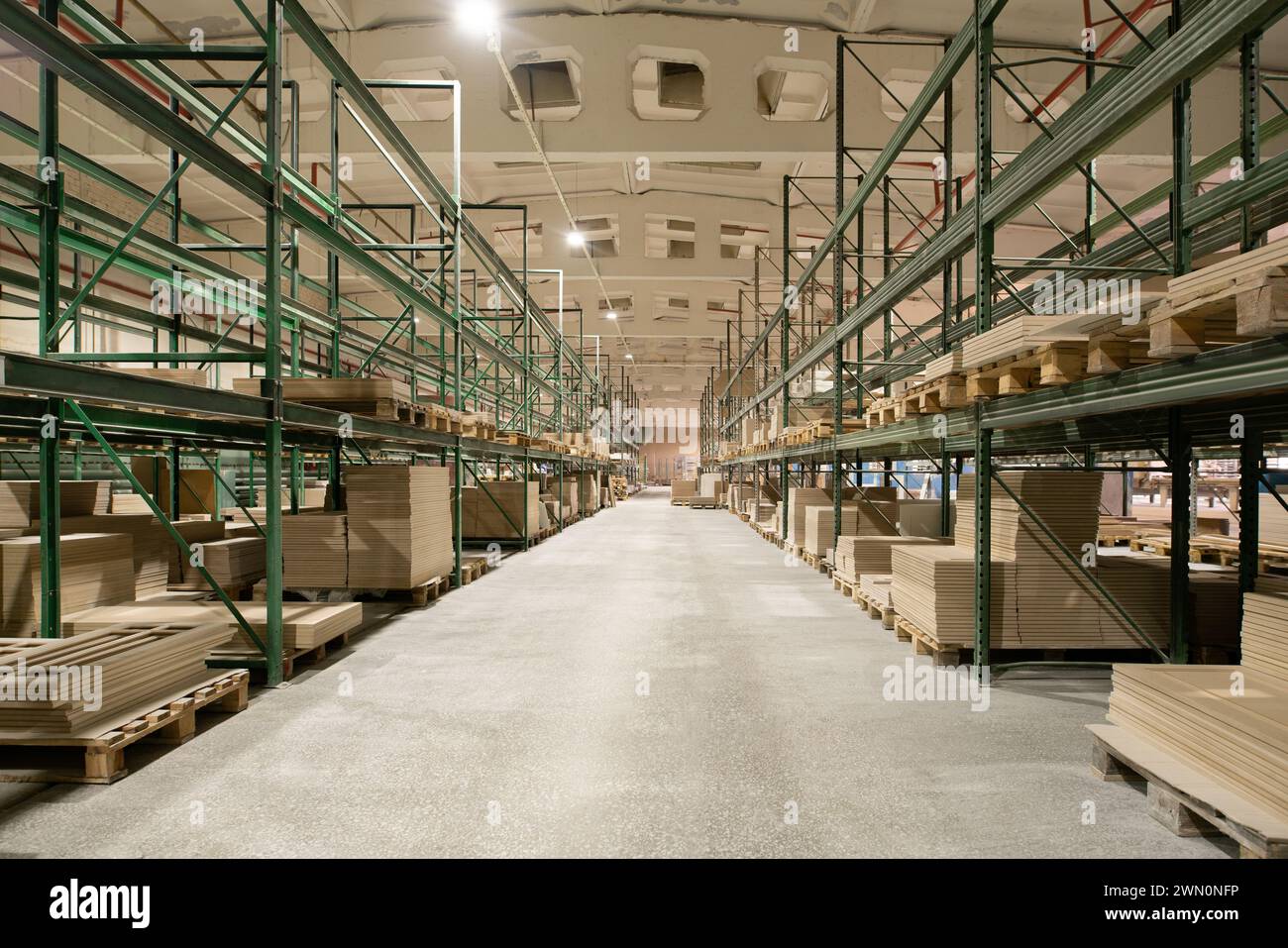 Interior of spacious industrial warehouse with metal shelves Stock ...