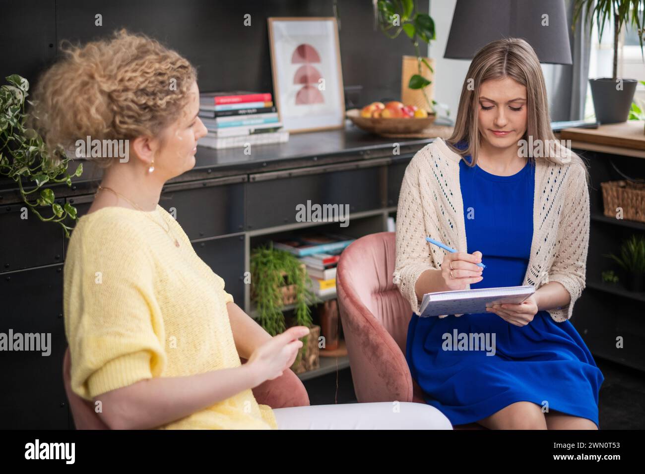 Mentor mentee exchange hi-res stock photography and images - Alamy