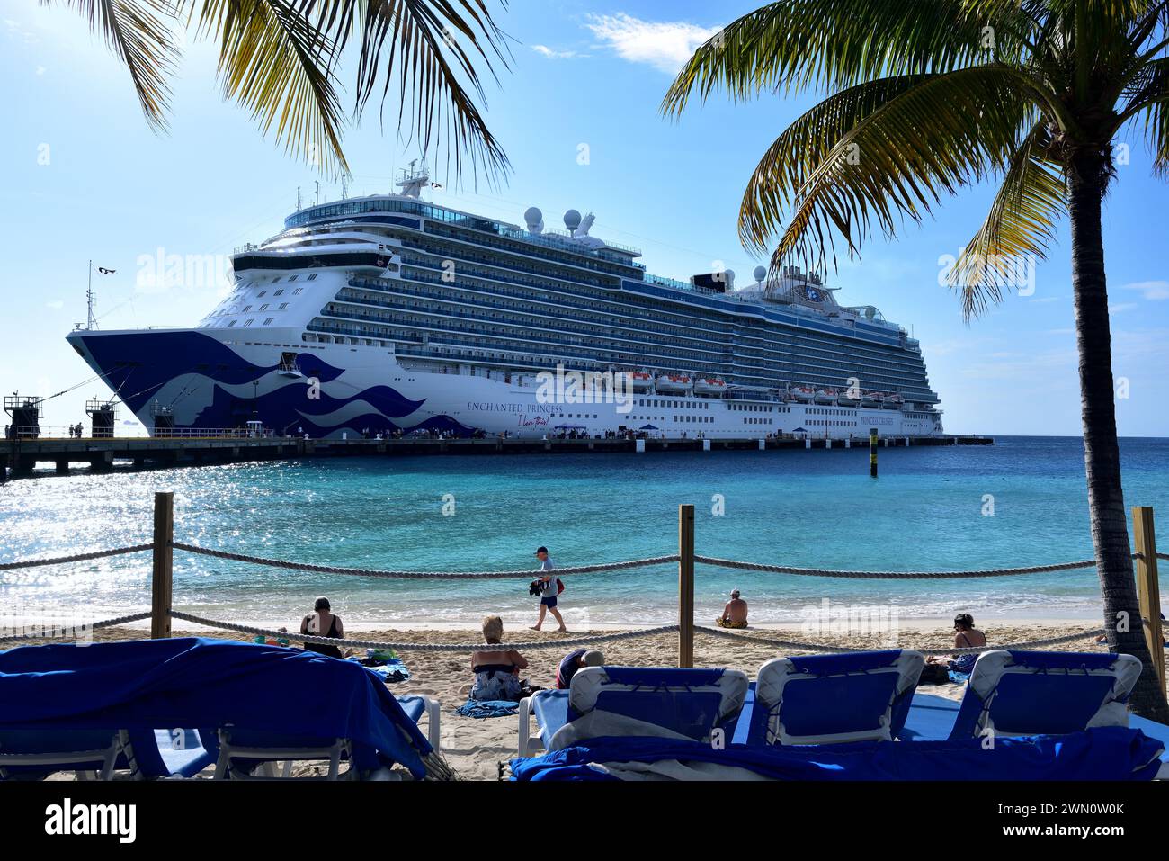 Enchanted princess ship hi-res stock photography and images - Alamy
