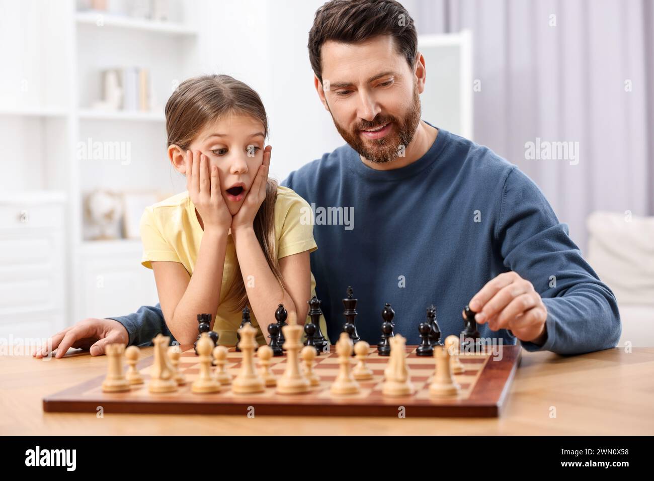 Father teaching his daughter to play chess at home Stock Photo - Alamy