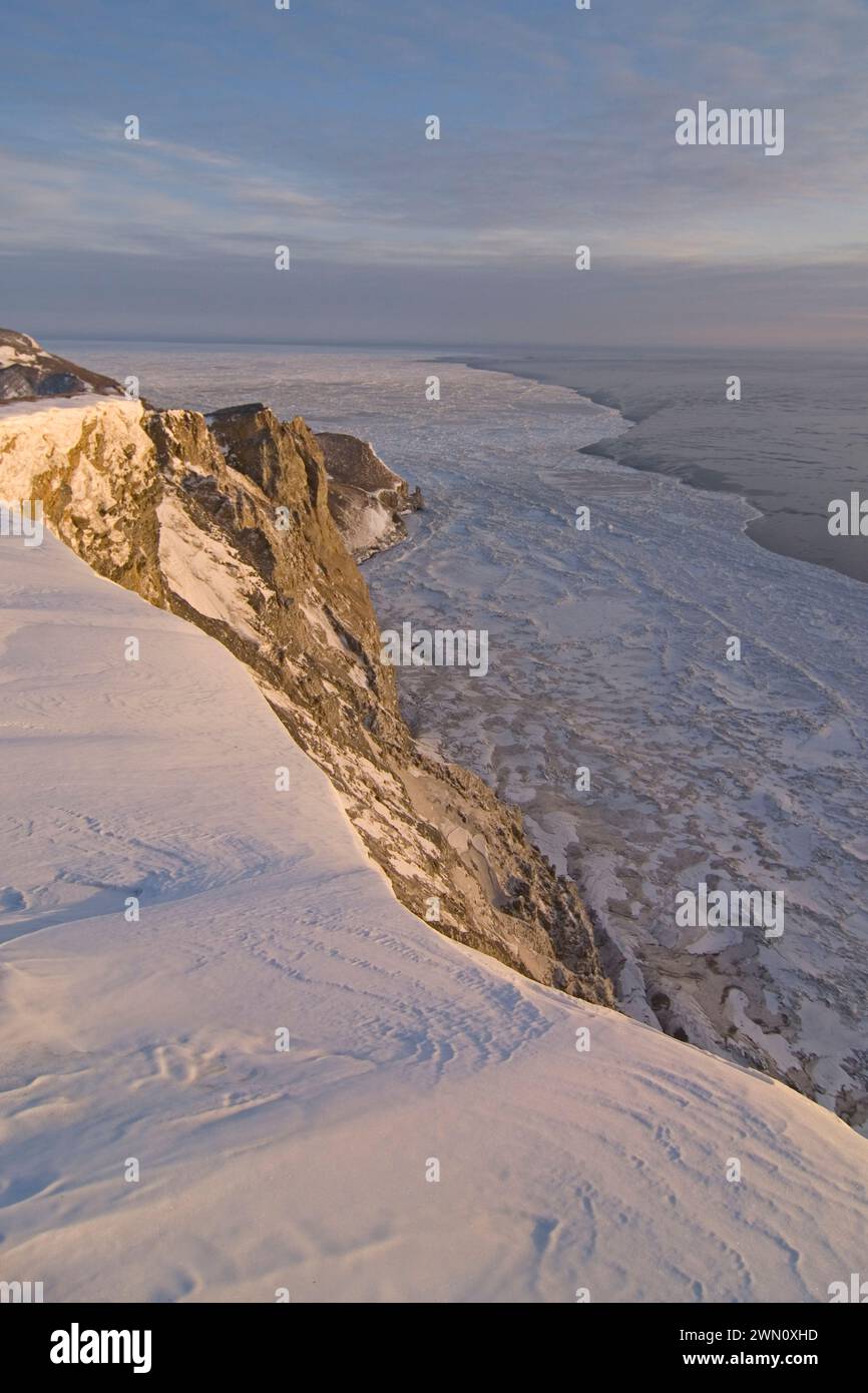 Rock shelf below cliffs hi-res stock photography and images - Alamy