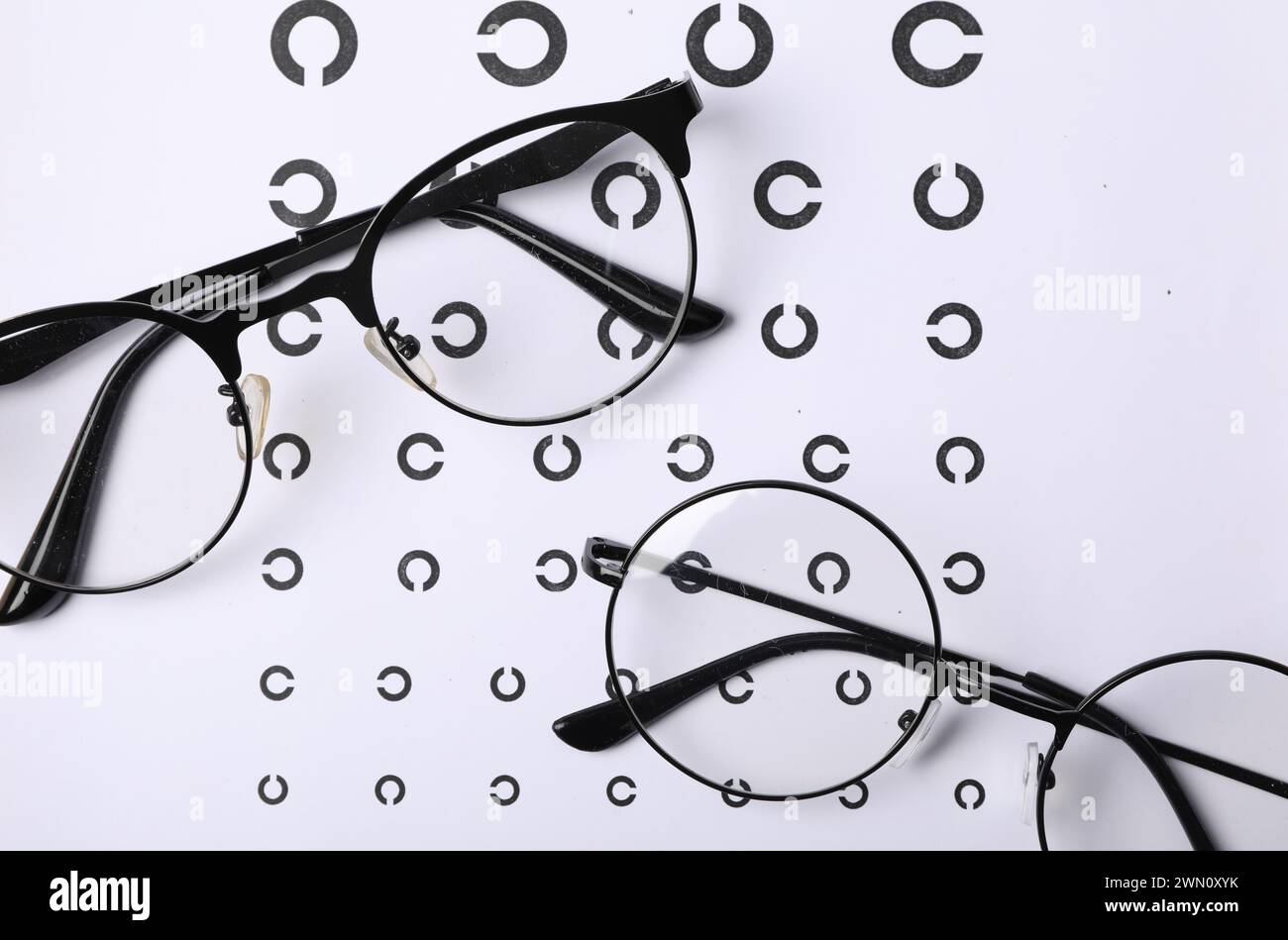 Vision test chart and glasses, flat lay Stock Photo - Alamy