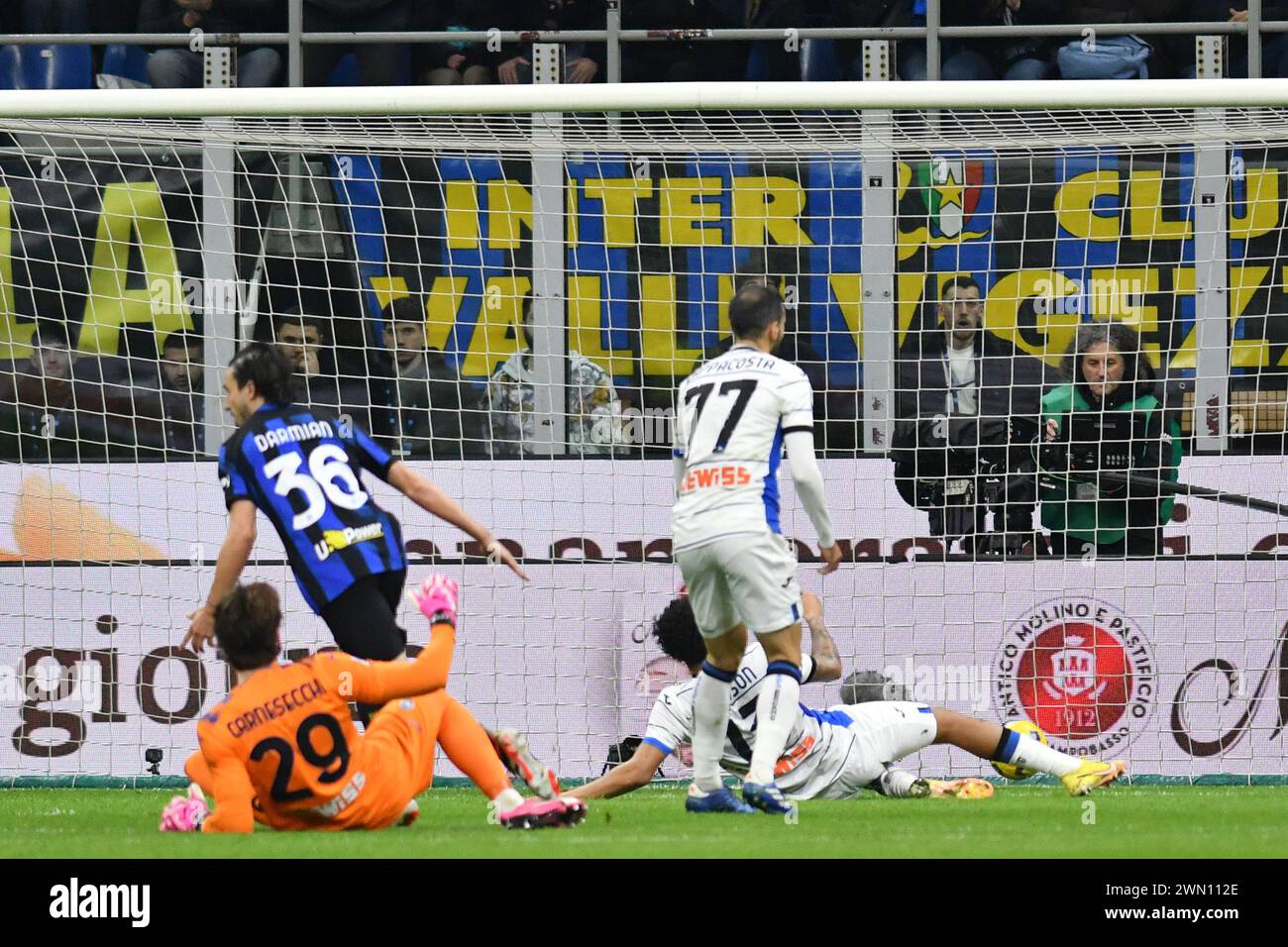 Milan, Italy. 28th Feb, 2024. Inter's Matteo Darmian gol during the ...