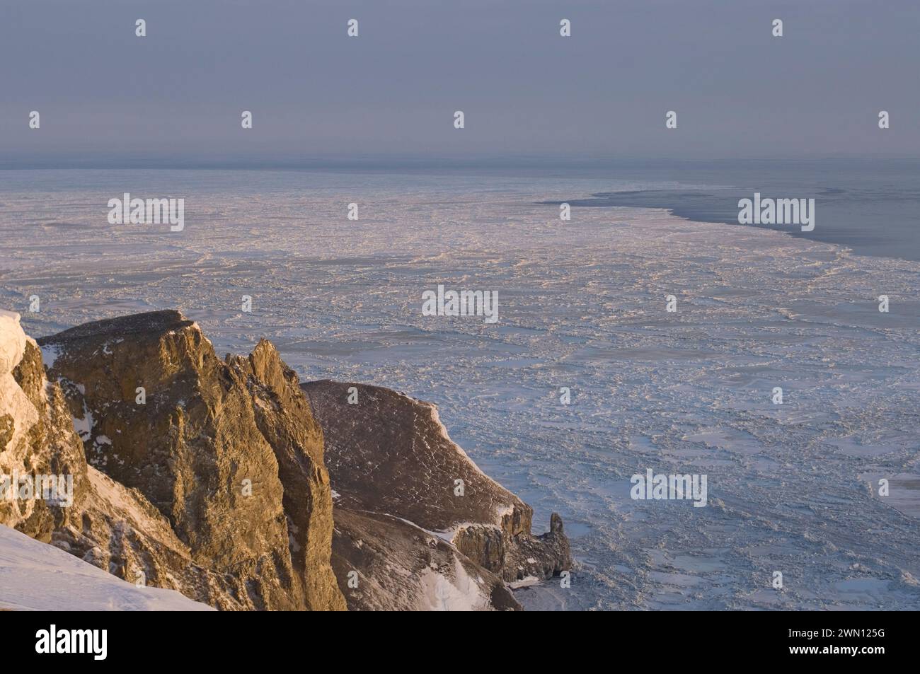 Rock shelf below cliffs hi-res stock photography and images - Alamy
