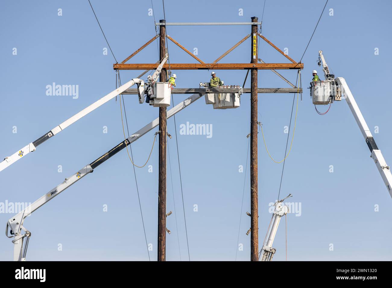 ITC Midwest maintenance crew replacing a 161 kilovolt wooden H-frame ...