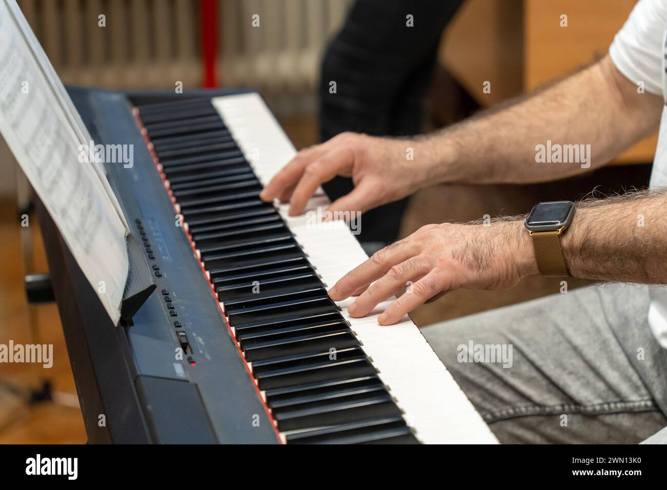 Synthesizer keyboard hi-res stock photography and images - Alamy