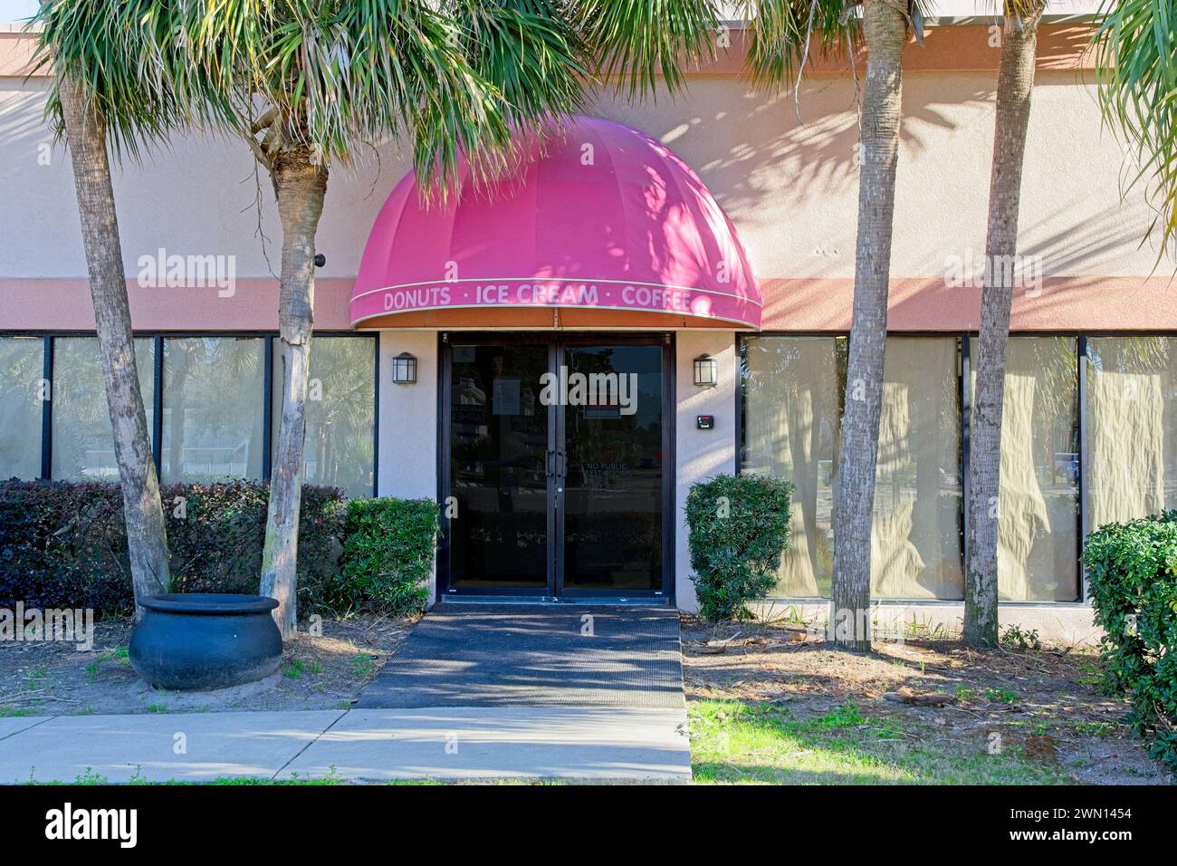 Pink canopied ice cream parlor storefront Stock Photo - Alamy