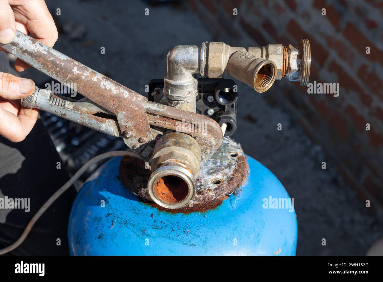 Dismantling the water distribution unit of the hydraulic tank of the ...