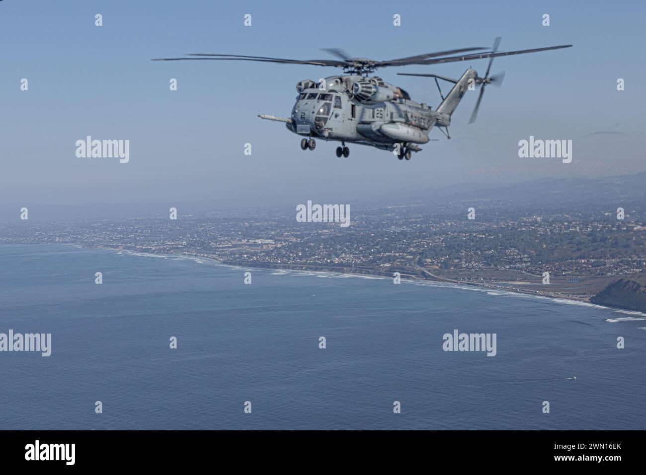 A U.S. Marine Corps CH-53E Super Stallion flies to Naval Air Station ...