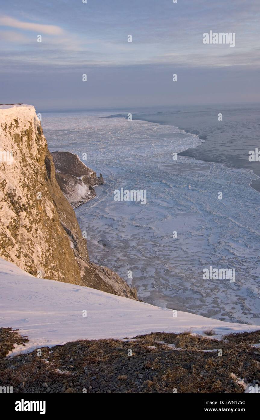 Rock shelf below cliffs hi-res stock photography and images - Alamy