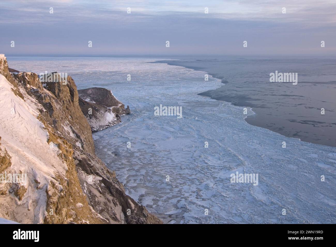 Rock shelf below cliffs hi-res stock photography and images - Alamy