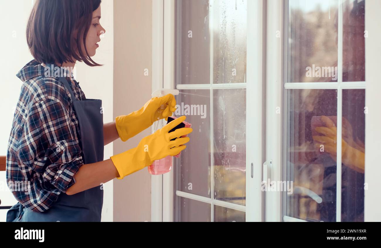 Young girl washes the windows Stock Photo - Alamy