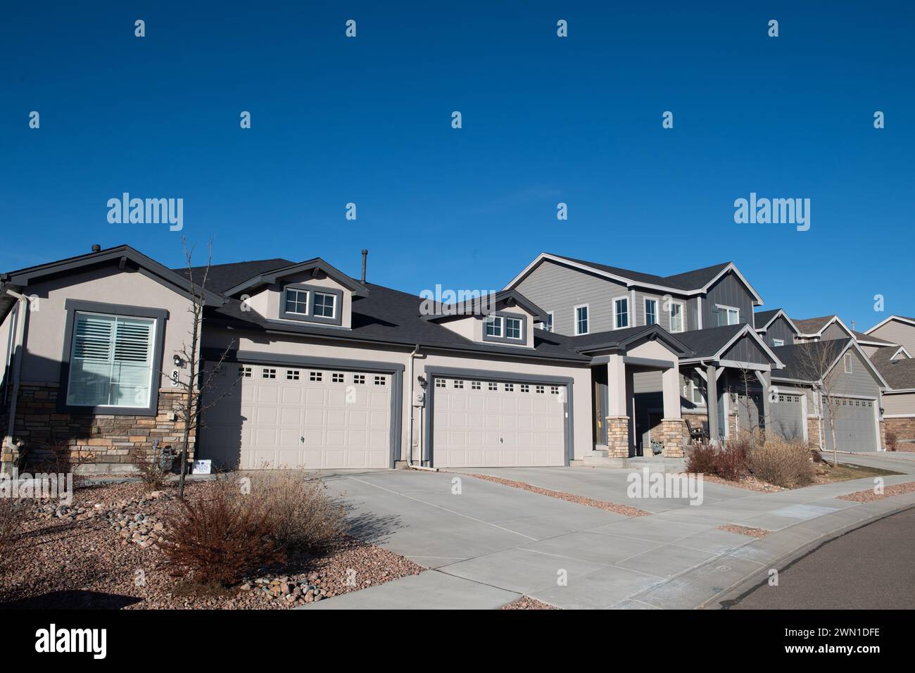 Duplex style townhomes hi-res stock photography and images - Alamy