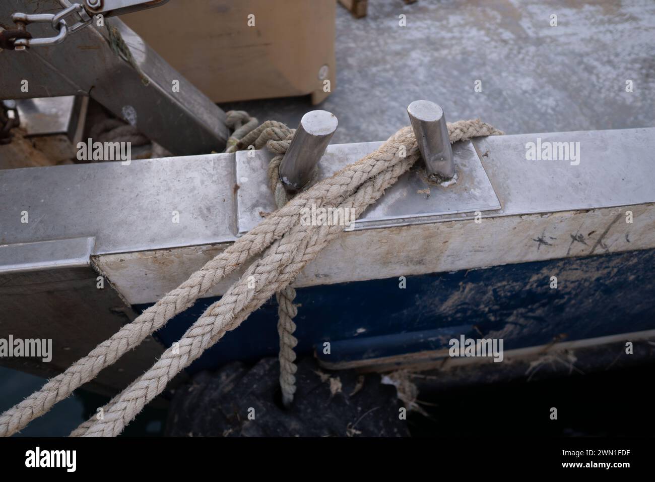 Two ropes tied hi-res stock photography and images - Alamy