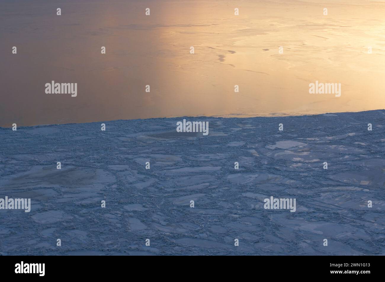 Rock shelf below cliffs hi-res stock photography and images - Alamy