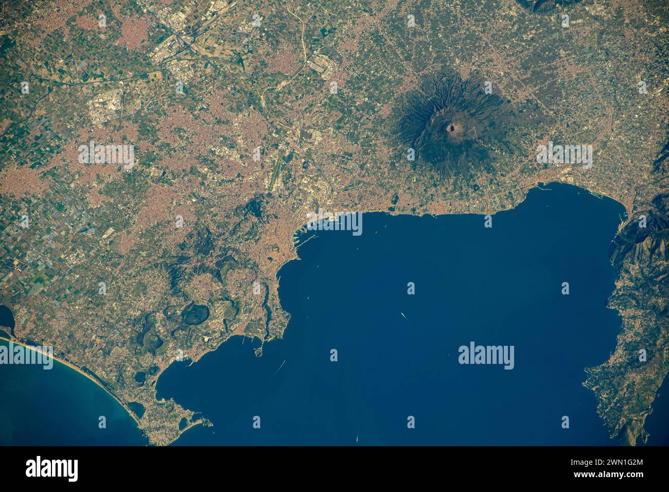 Volcano vesuvius and the gulf of naples hi-res stock photography and ...