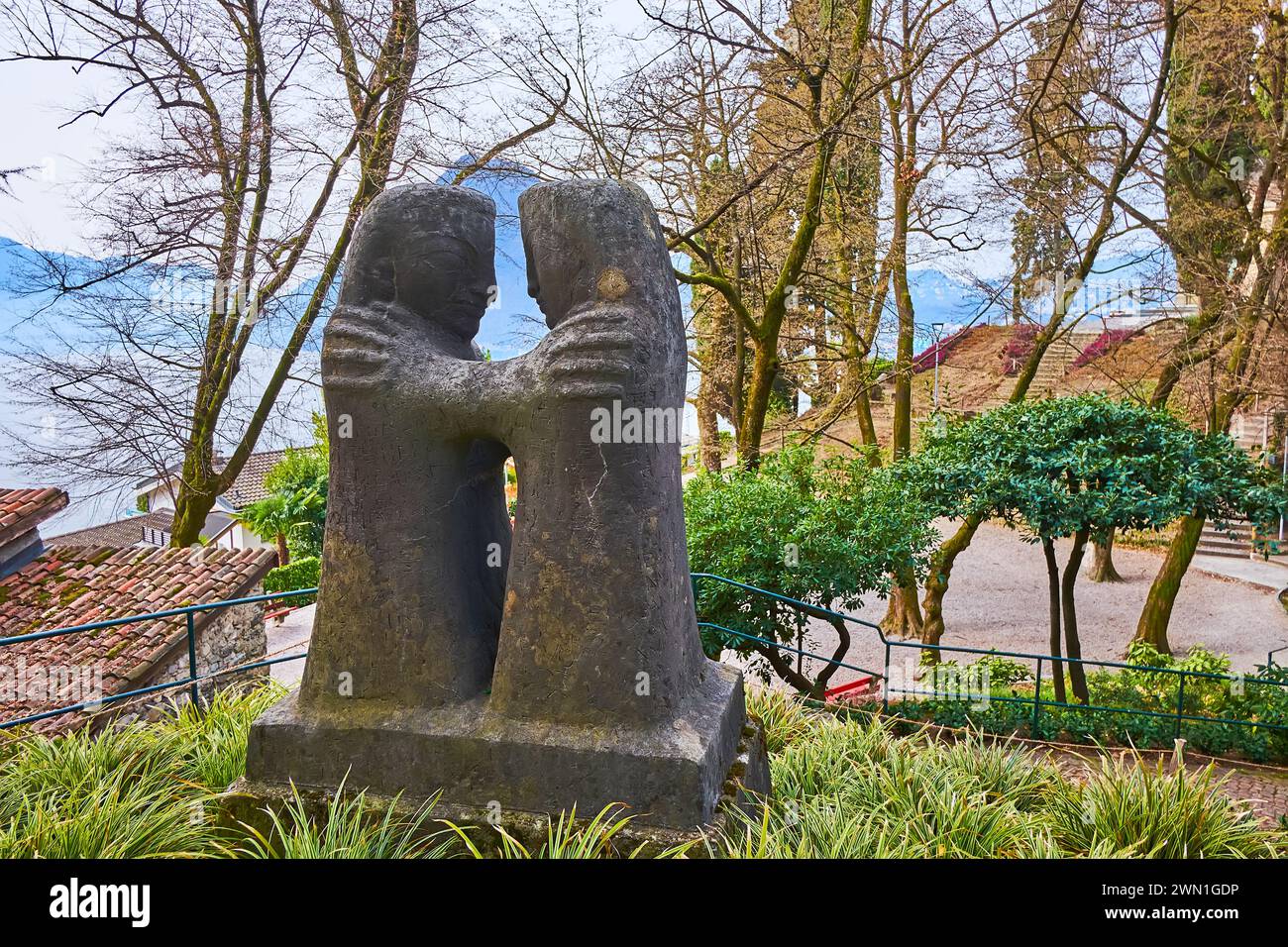 A sculpture of a hugging couple hi-res stock photography and images - Alamy