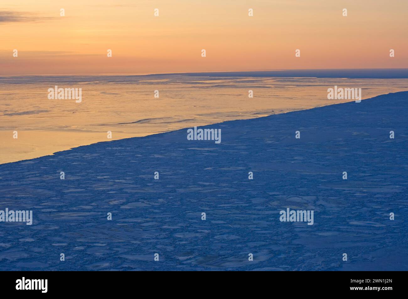 Rock shelf below cliffs hi-res stock photography and images - Alamy
