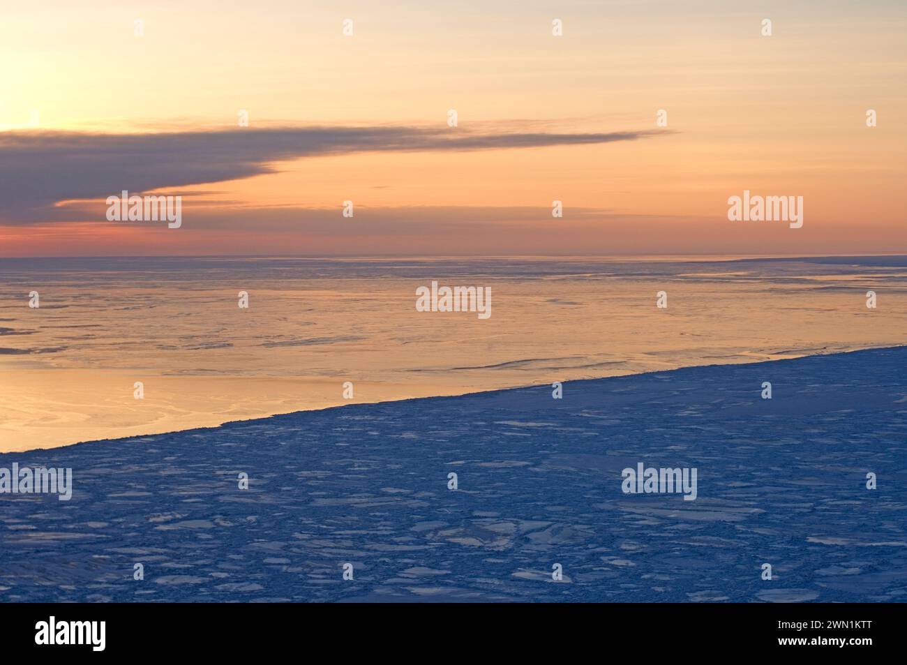 Rock shelf below cliffs hi-res stock photography and images - Alamy