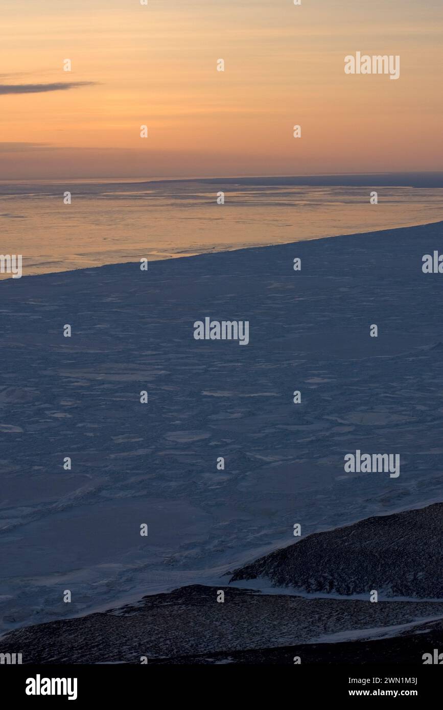 Rock shelf below cliffs hi-res stock photography and images - Alamy
