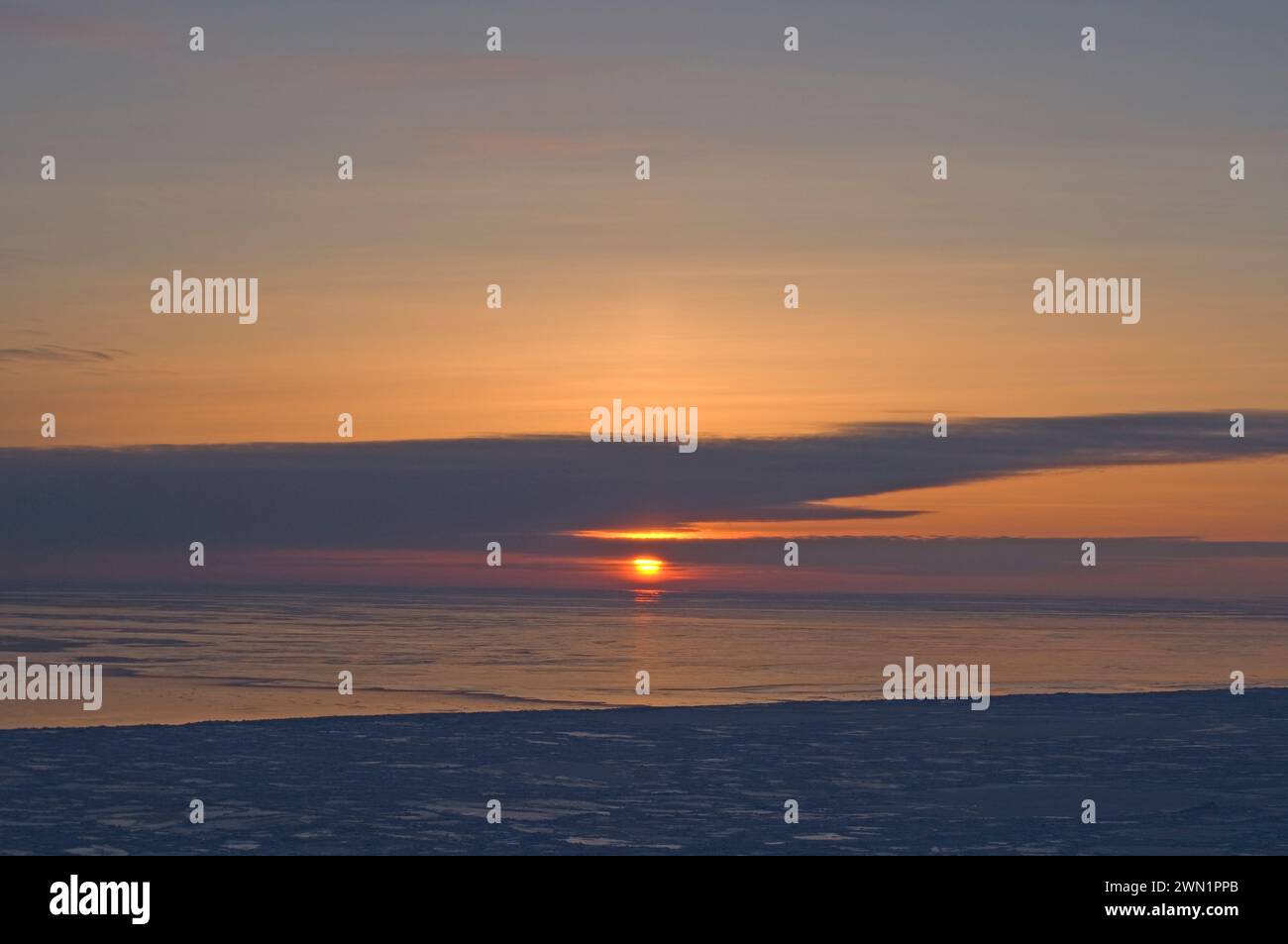 Rock shelf below cliffs hi-res stock photography and images - Alamy