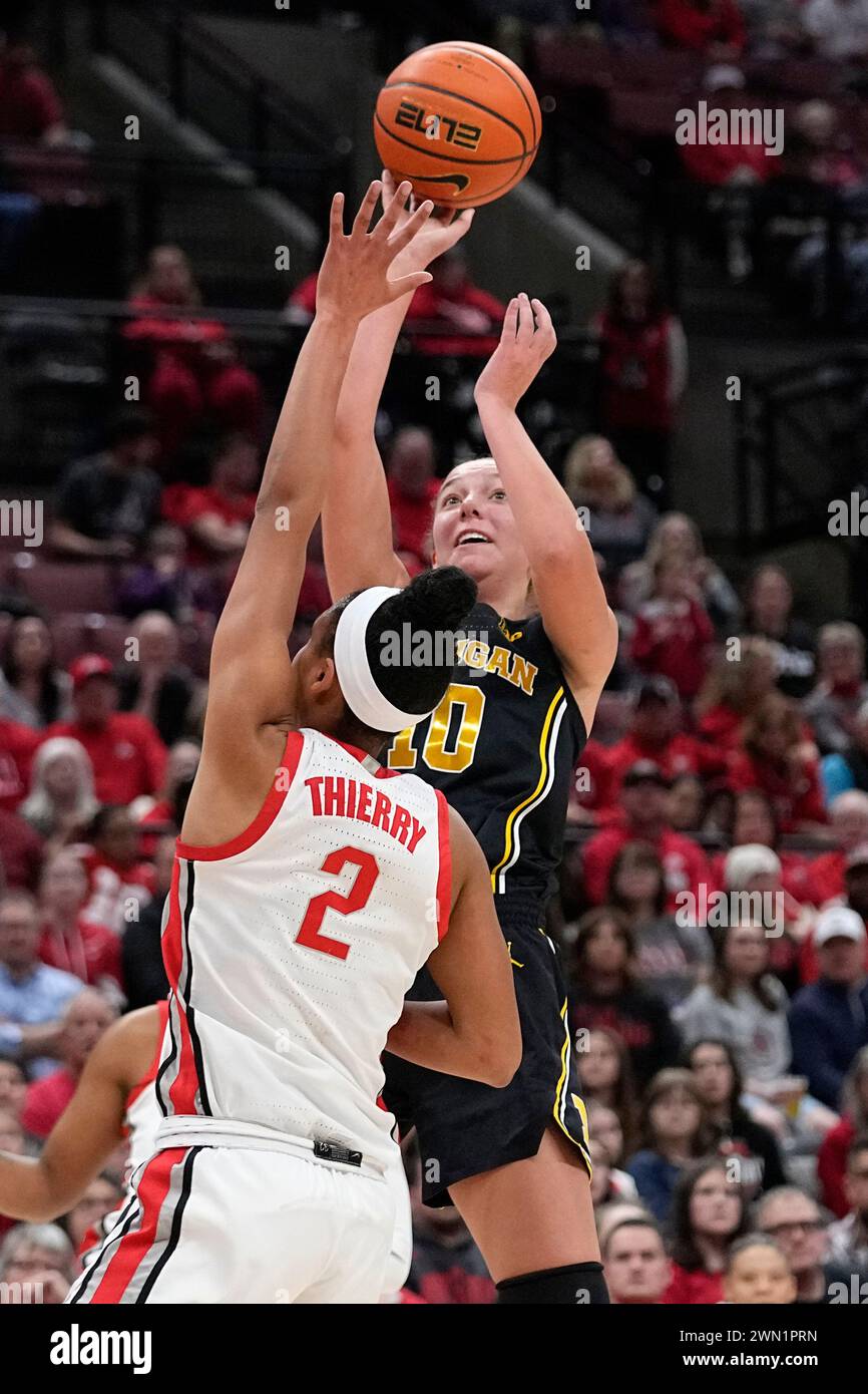 Michigan guard Jordan Hobbs (10) shoots over Ohio State guard Taylor ...