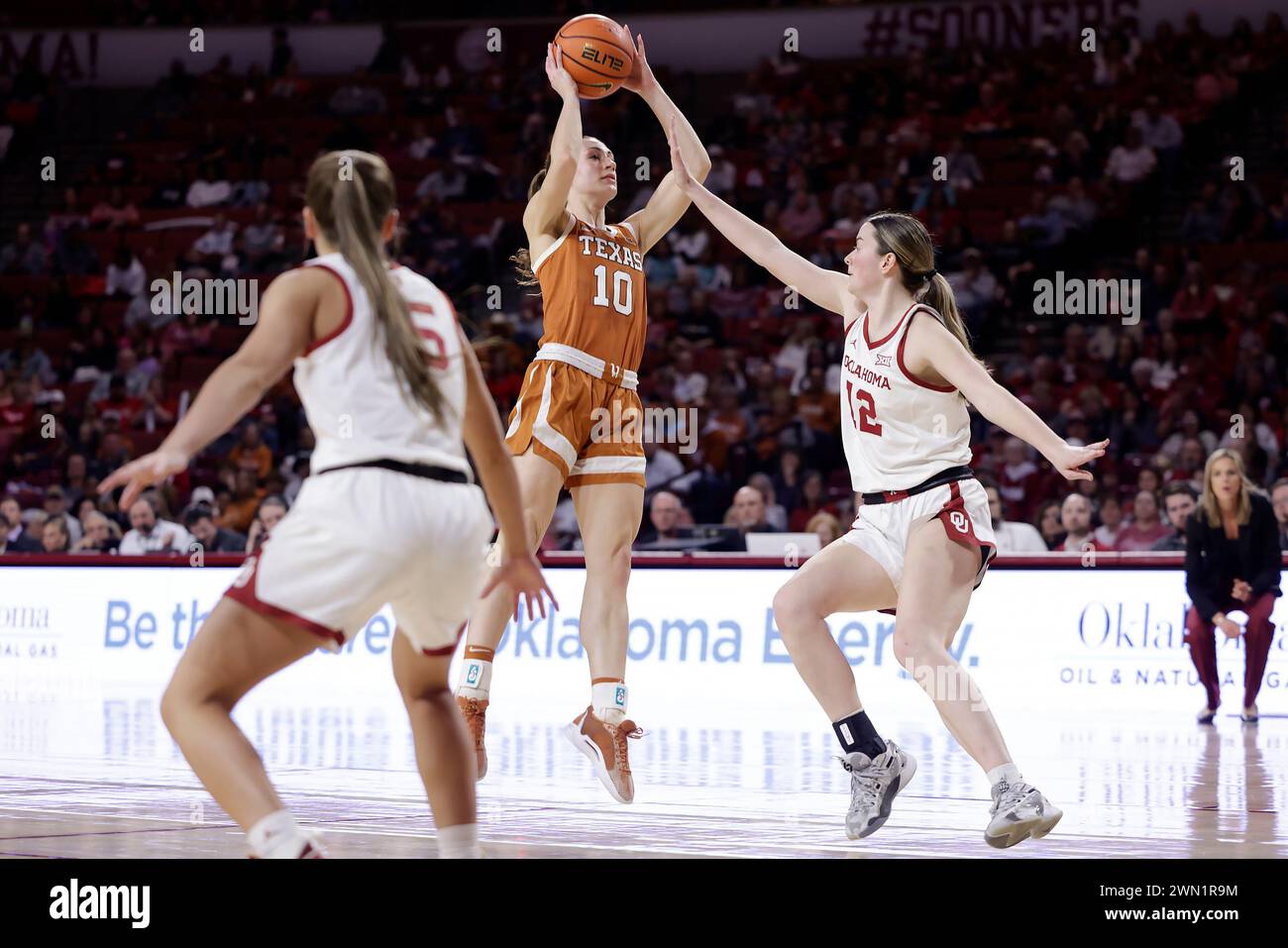 Texas guard Shay Holle (10) shoots against Oklahoma guard Payton ...