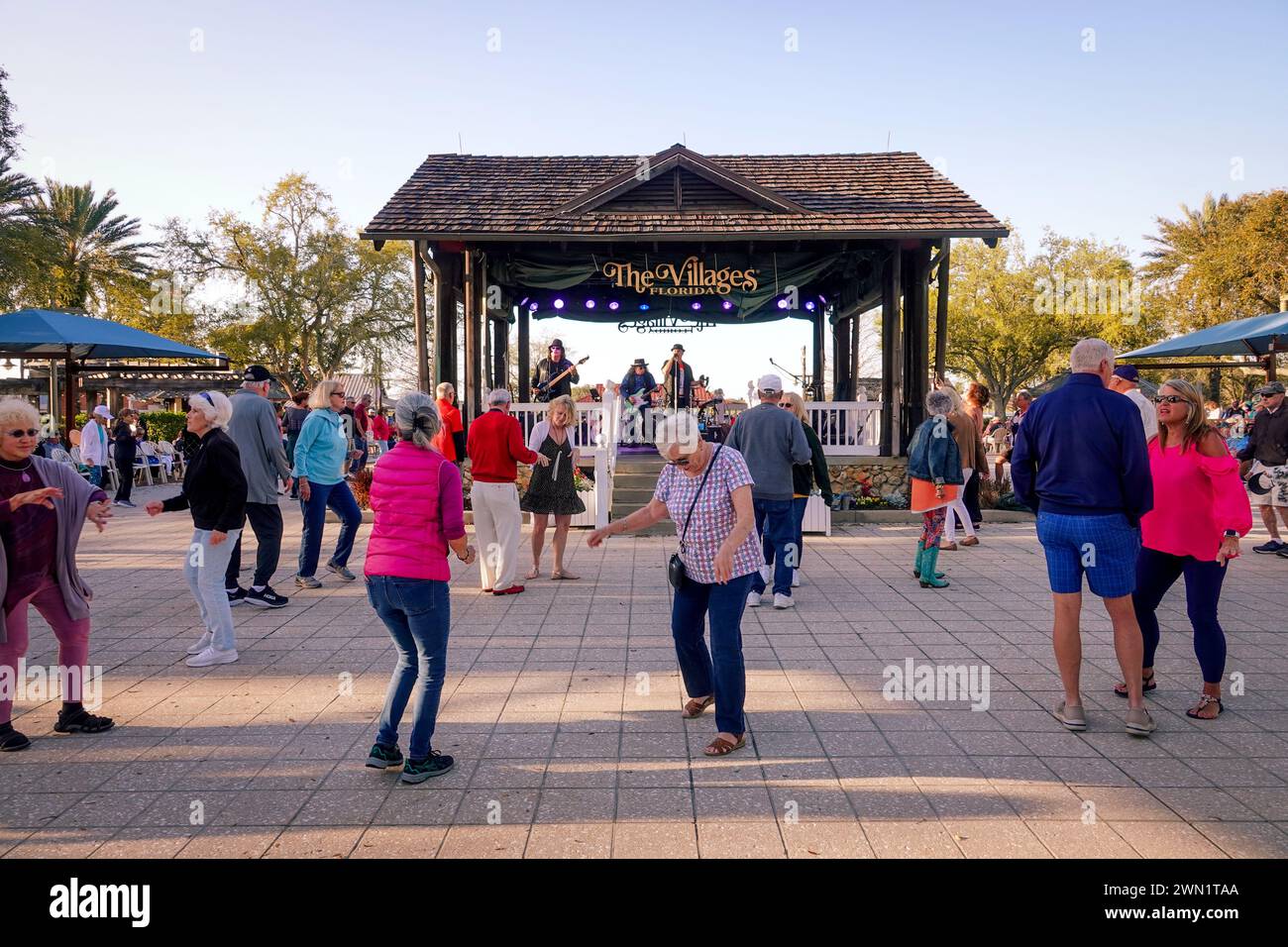 Elderly community hi-res stock photography and images - Alamy