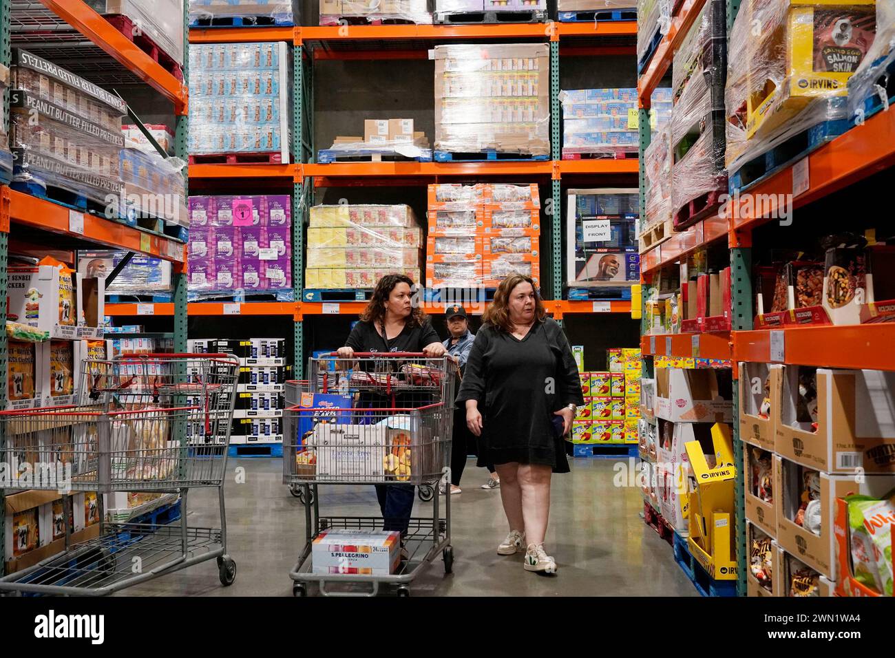 San Francisco, USA. 28th Feb, 2024. Customers select goods at a ...