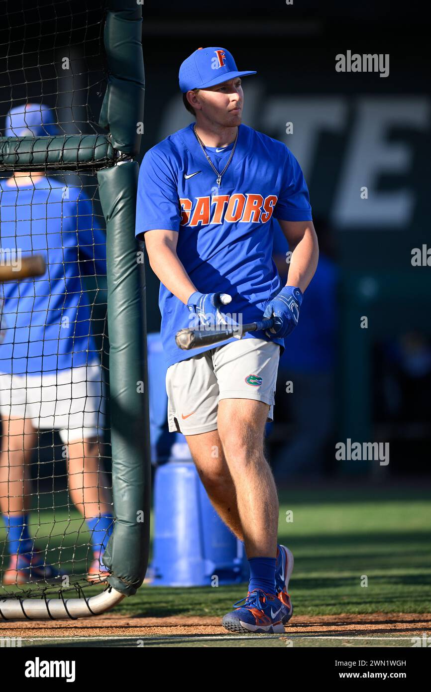 Florida's Tyler Shelnut (6) before an NCAA college baseball game ...