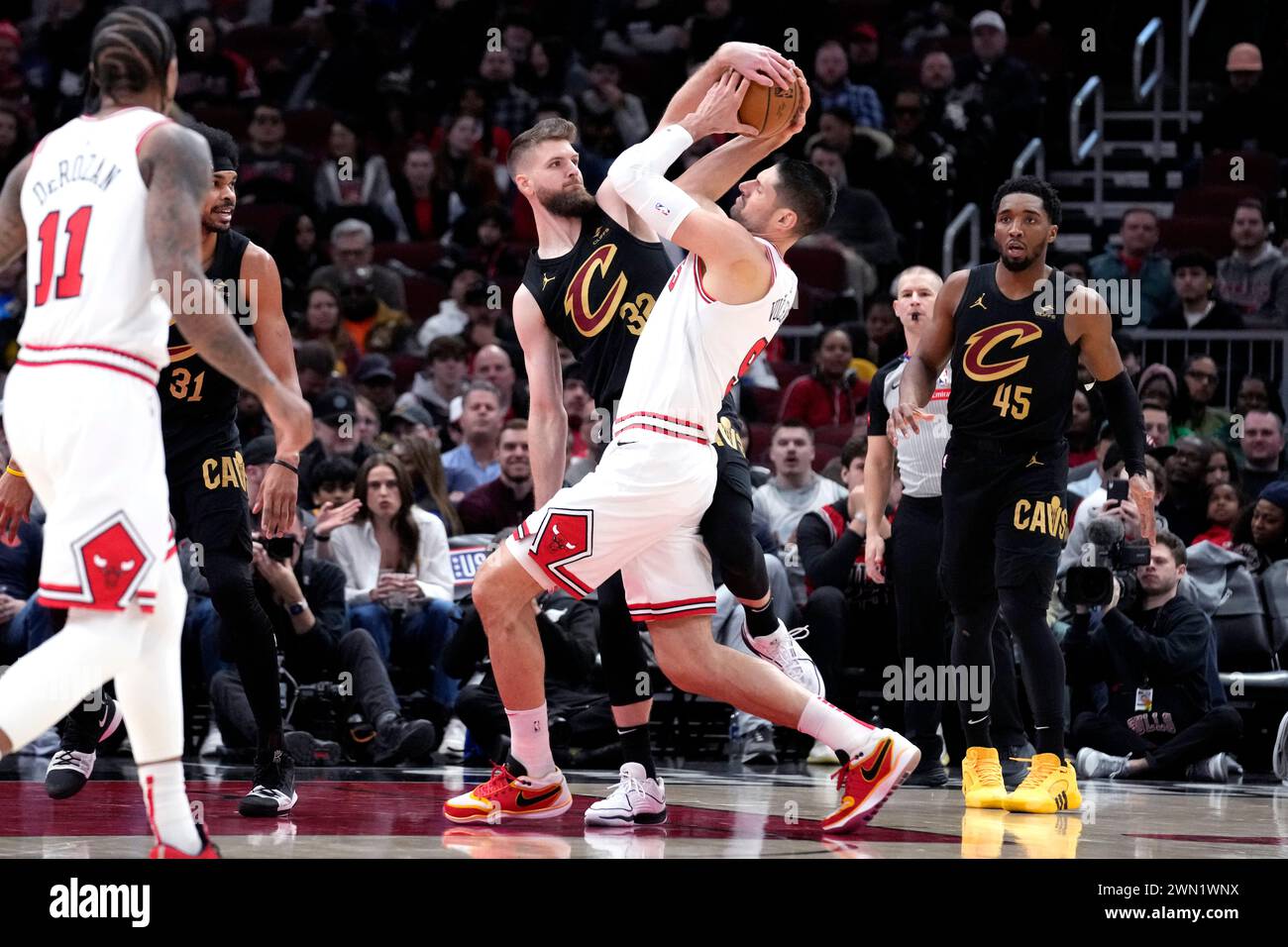 Cleveland Cavaliers forward Dean Wade (32) defends Chicago Bulls center ...