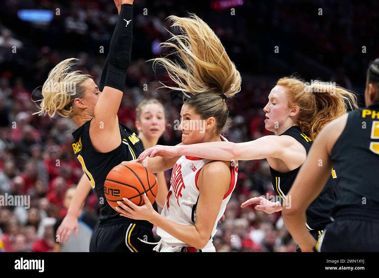 Ohio State guard Jacy Sheldon, center, drives between Michigan guard ...
