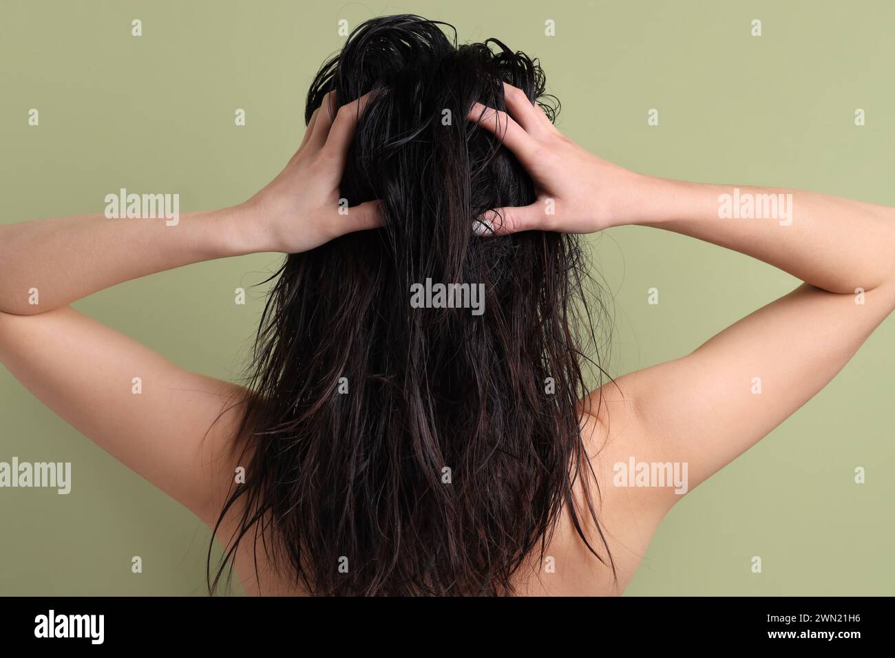 Wet hair back view hi-res stock photography and images - Alamy