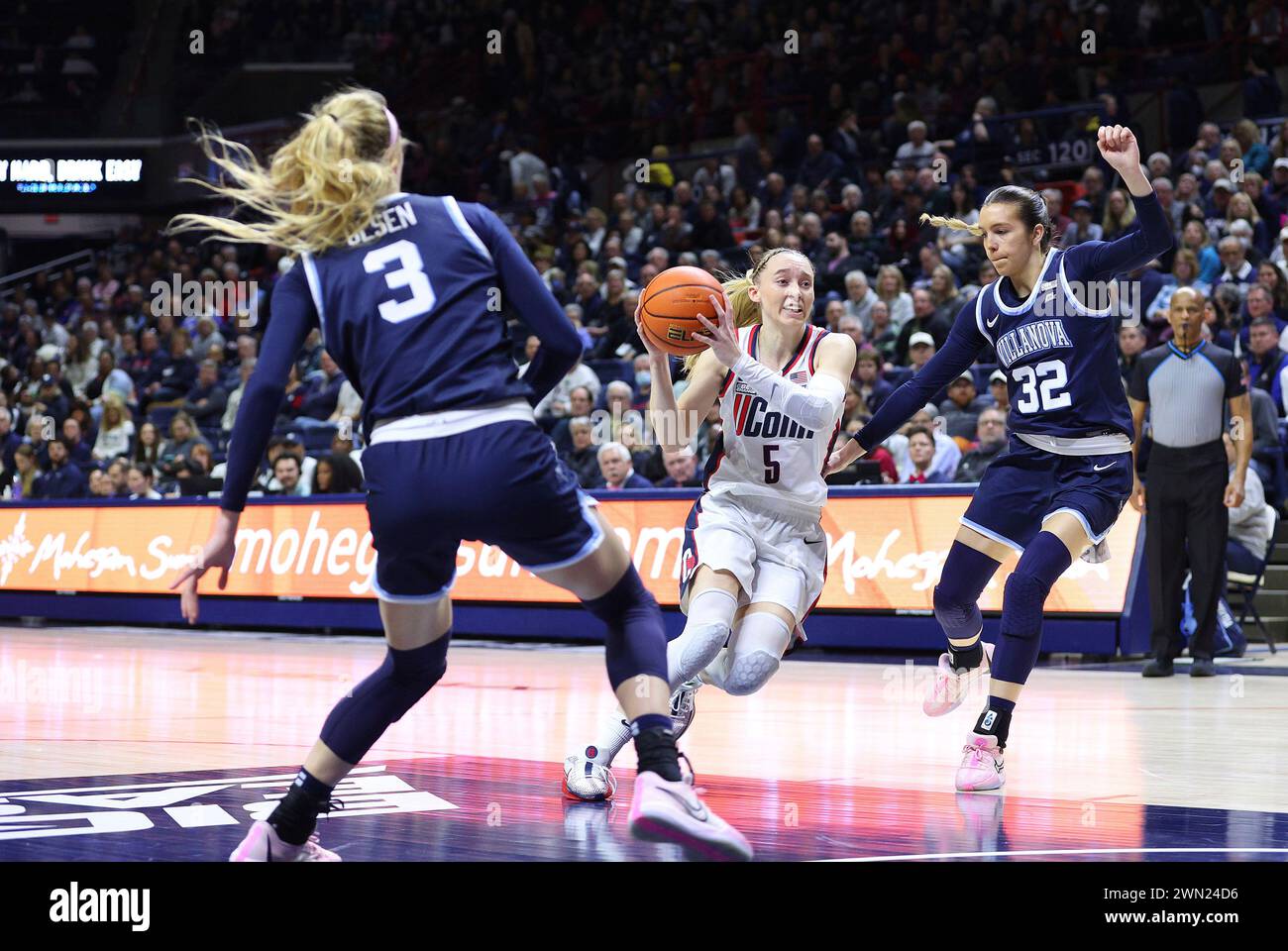 STORRS, CT - FEBRUARY 28: UConn Huskies guard Paige Bueckers (5) drives ...