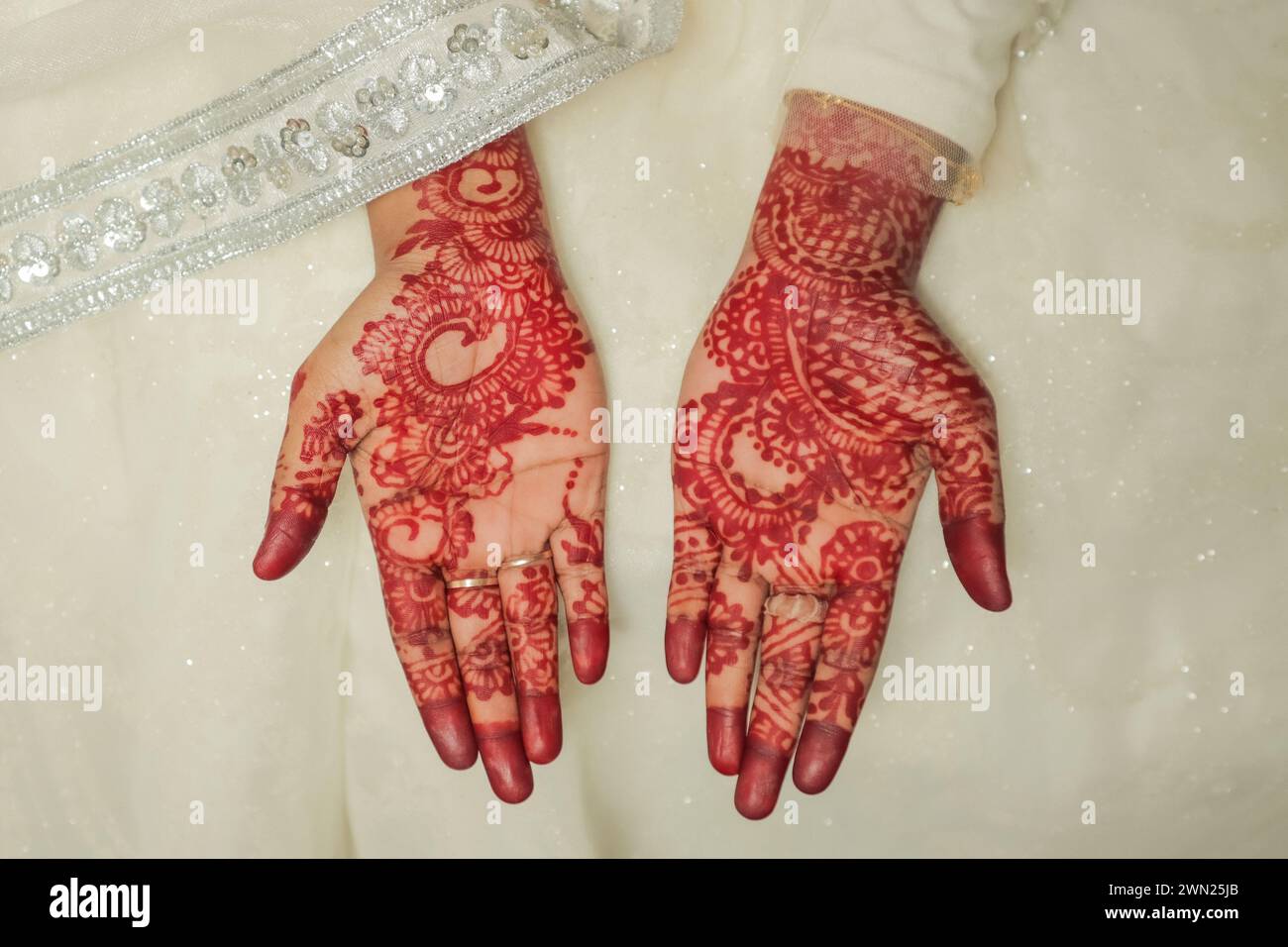 Indian wedding bride groom hands hi-res stock photography and images ...