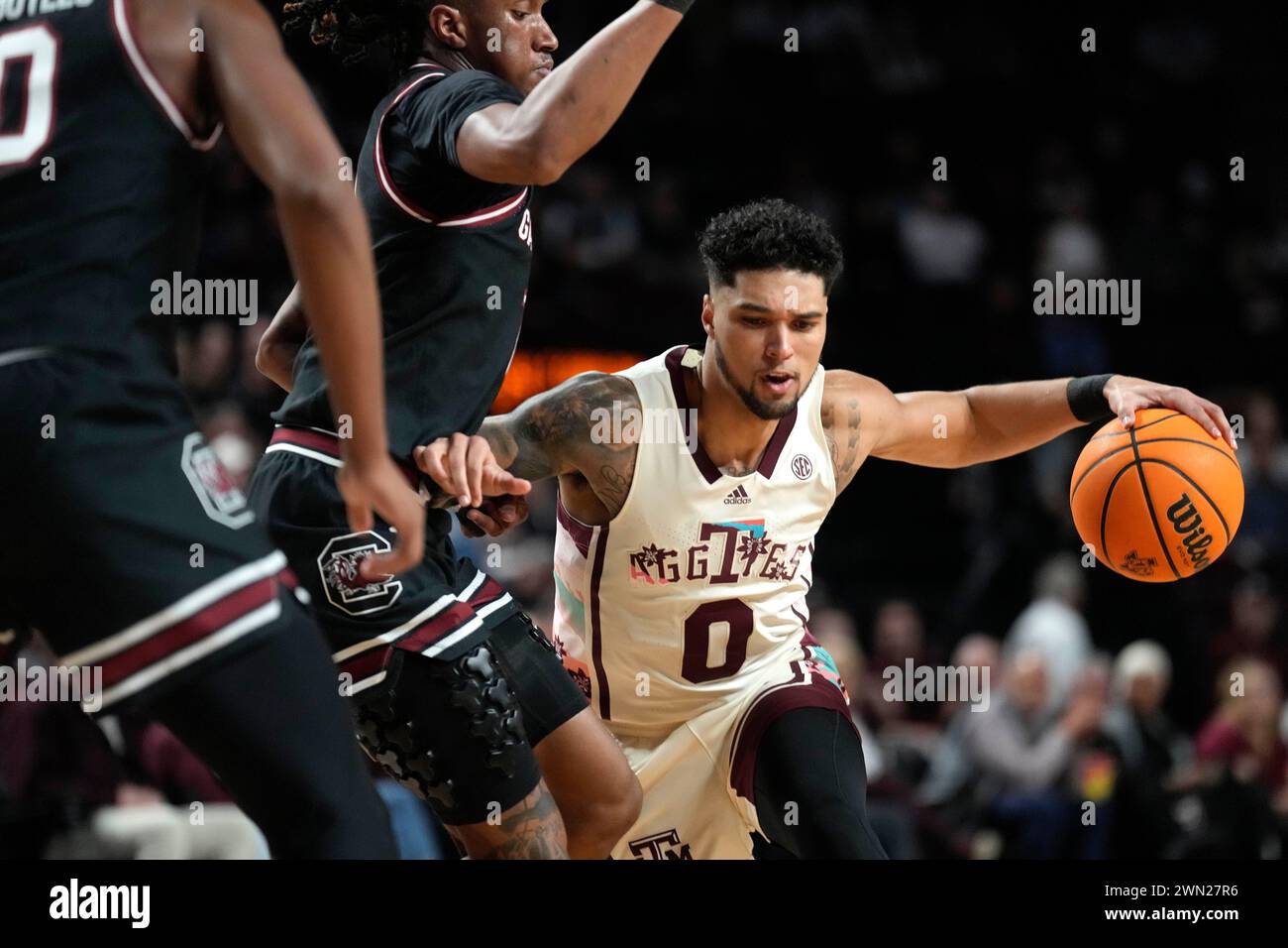 Texas A&M guard Jace Carter (0) tries to drive past South Carolina ...