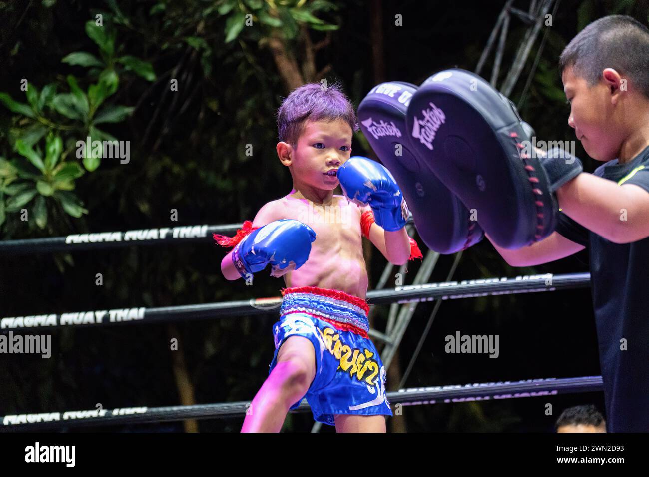 Child muay thai hi-res stock photography and images - Alamy