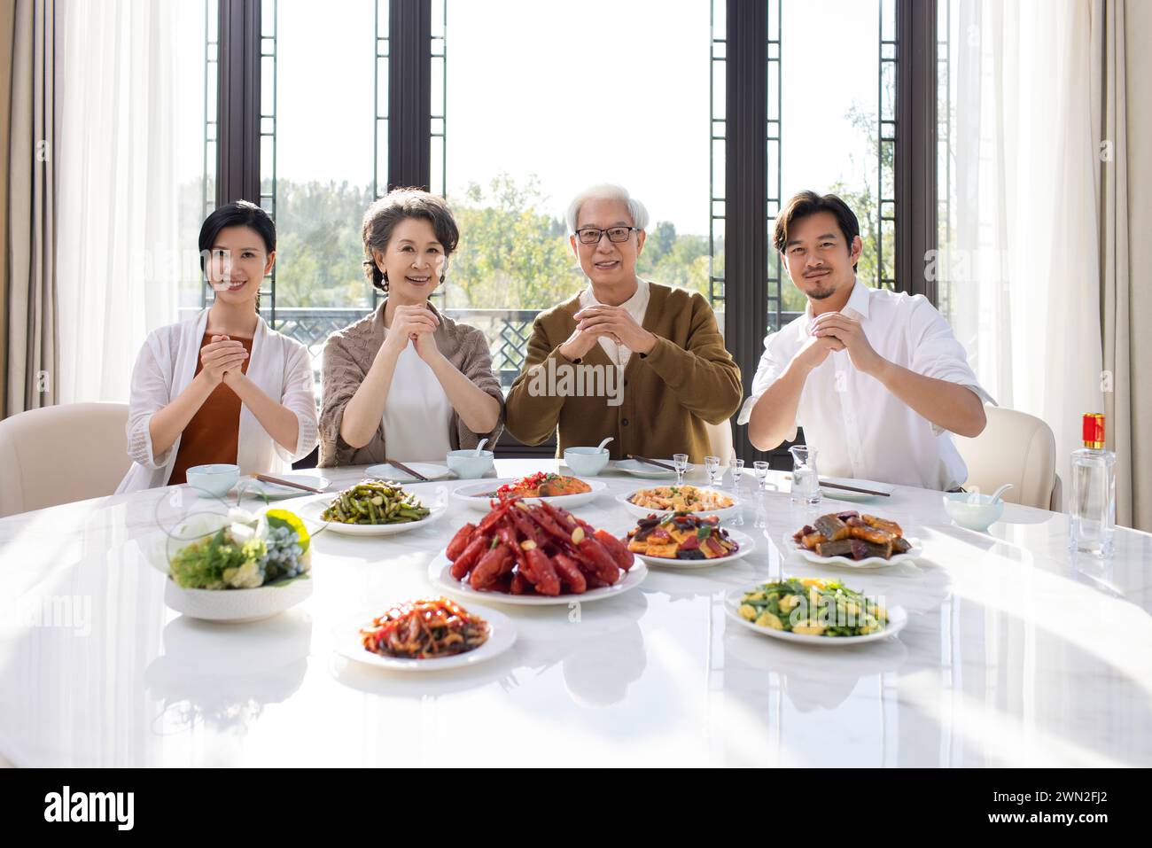 Traditional chinese family meal hi-res stock photography and images - Alamy
