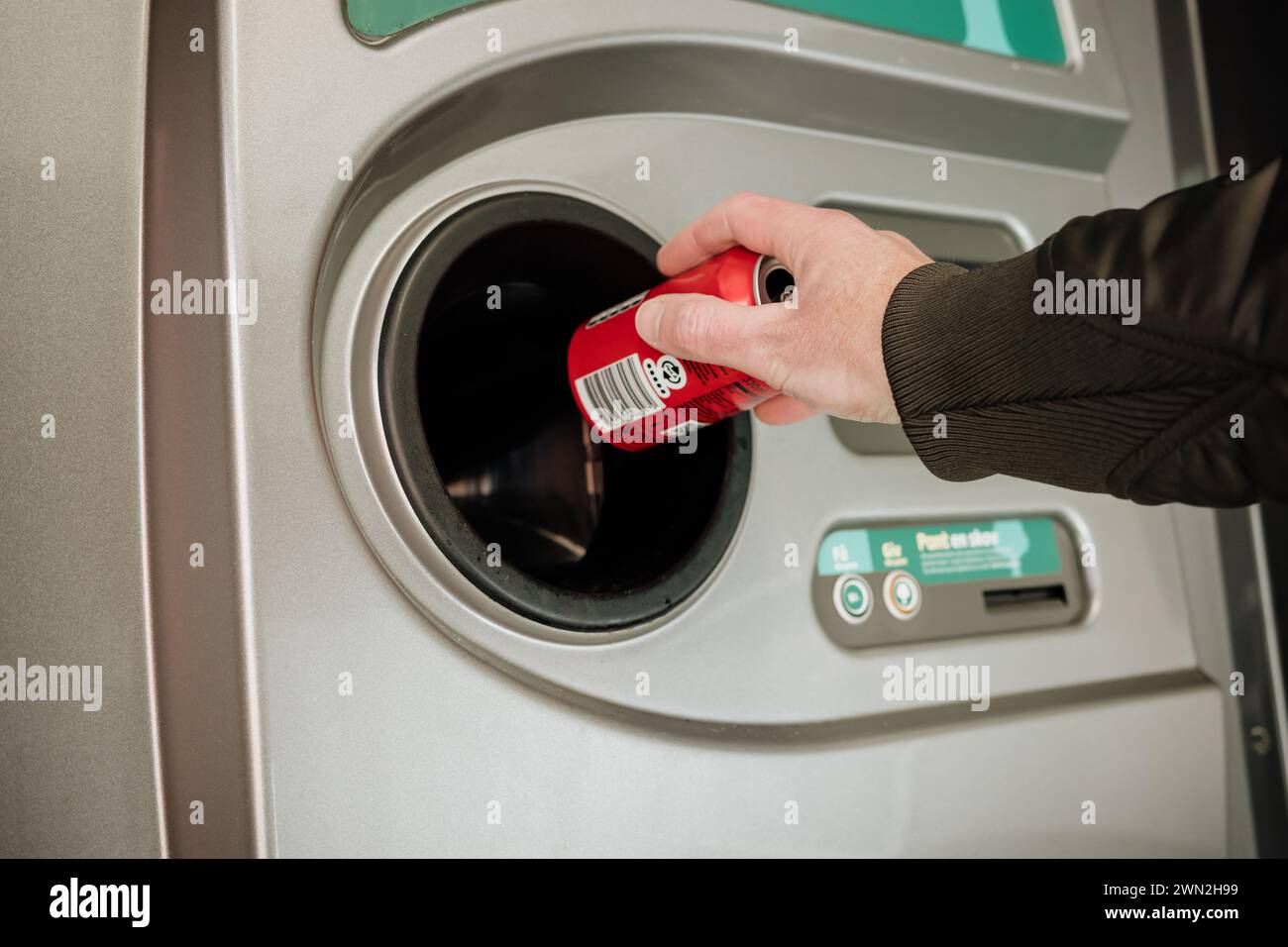 Reverse vending machine hi-res stock photography and images - Alamy