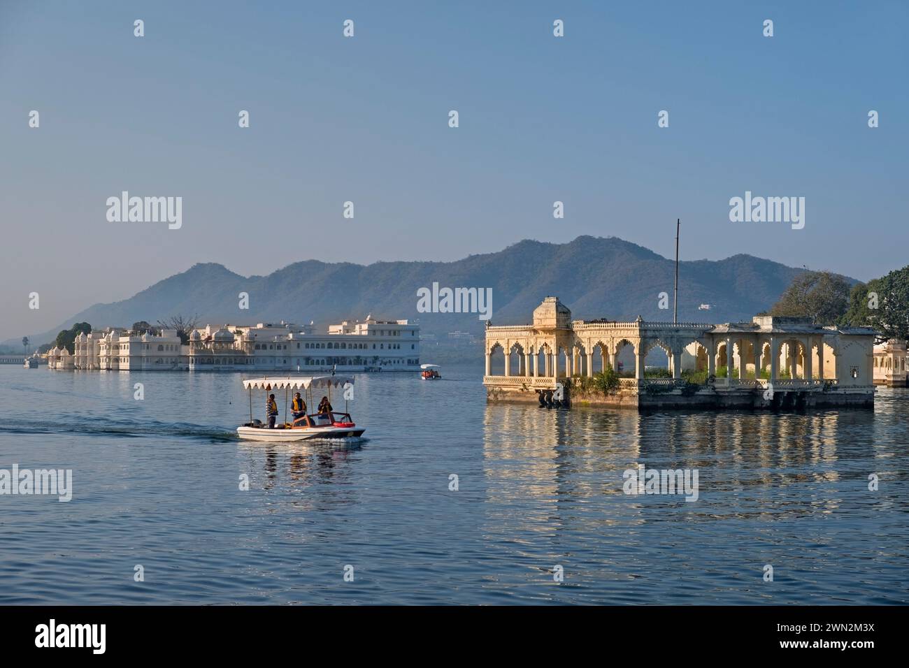 Pichola lake palace hotel hi-res stock photography and images - Alamy