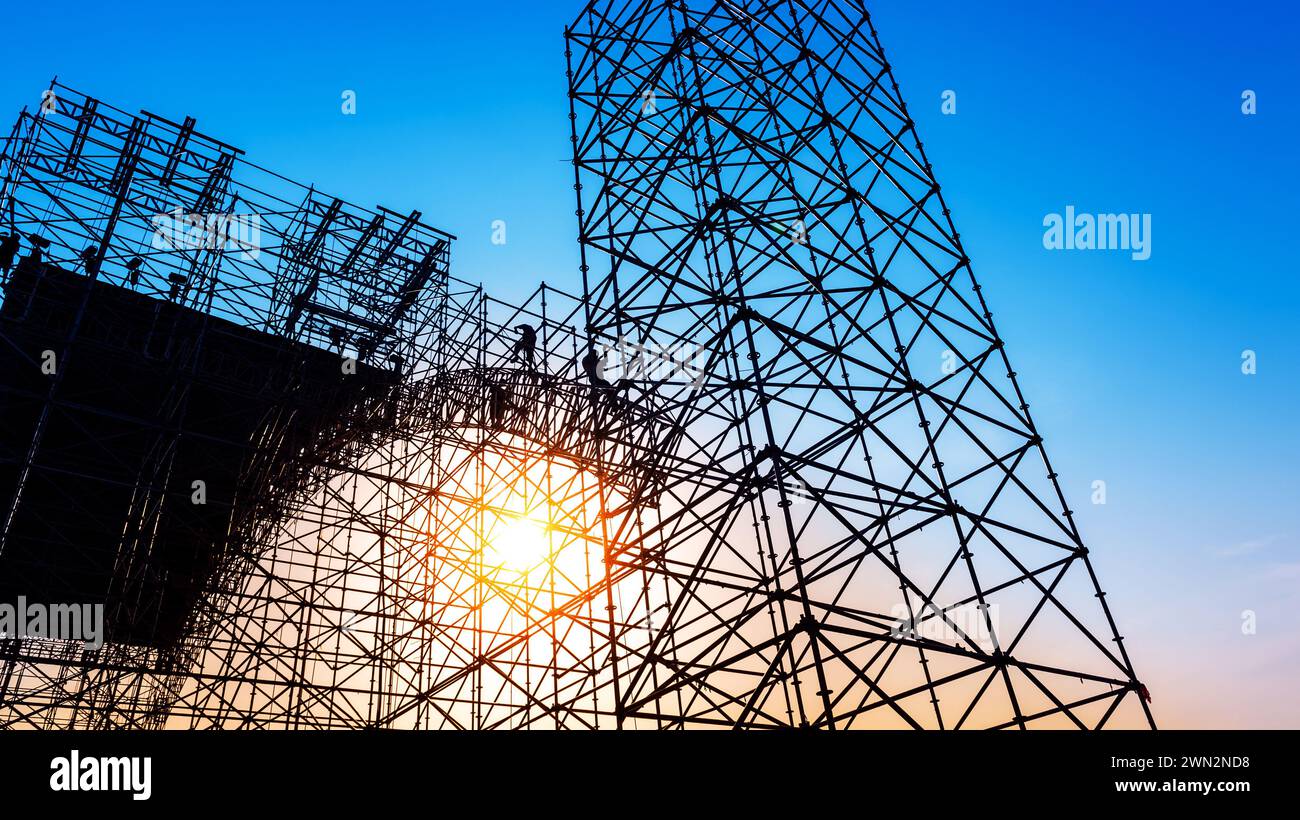 Group of construction workers working on scaffolding Stock Photo - Alamy
