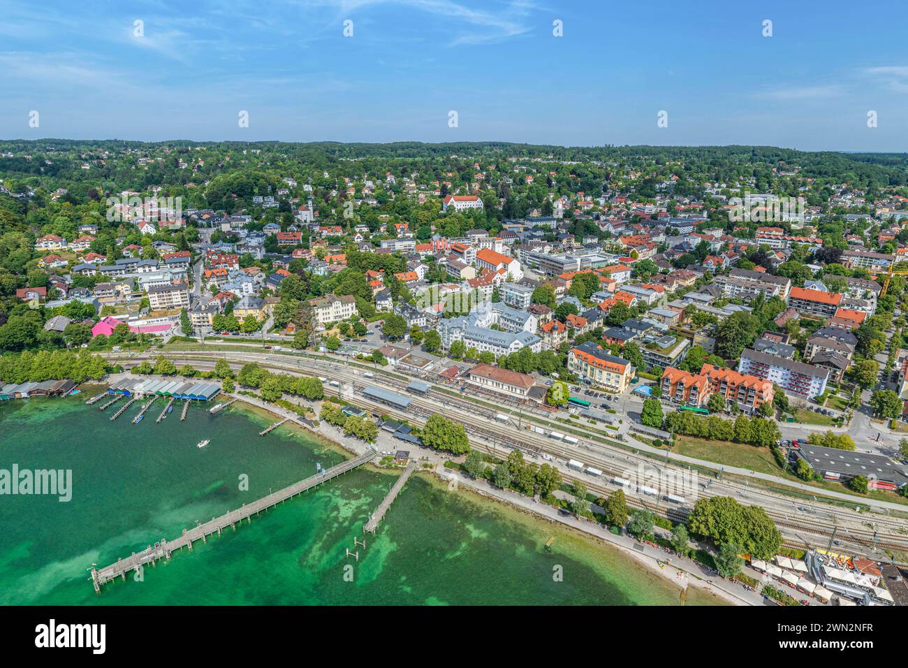 Ausblick auf den Ausflugs- und Erholungsort Starnberg in Oberbayern Starnberg am nördlichen Ufer ...