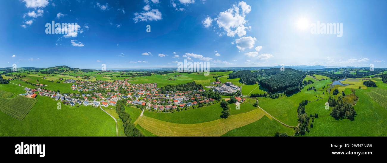 Die Ortschaft Ermengerst bei Wiggensbach im Oberallgäu im Luftbild ...