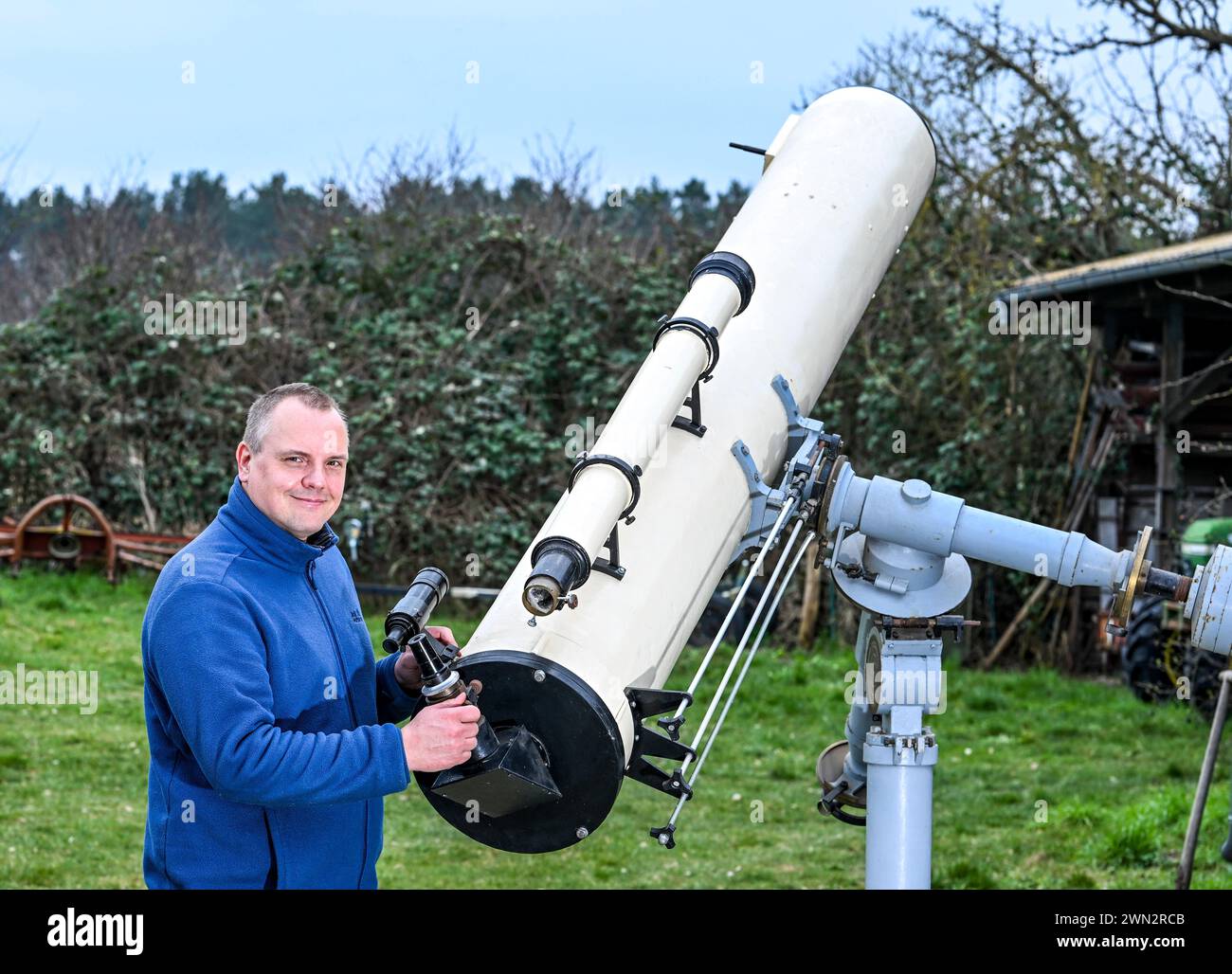 27 February 2024, Brandenburg, Gülpe: Hobby astronomer Thomas Becker stands at his refracting ...